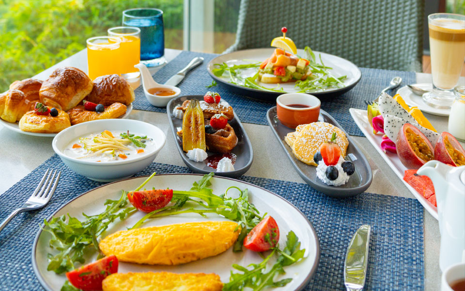 5-Star Patong Beach Resort | Amari Phuket Coral Lounge