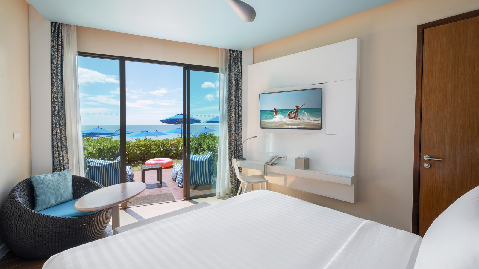 Accommodation Koh Samui | Deluxe Beachfront Room at OZO
